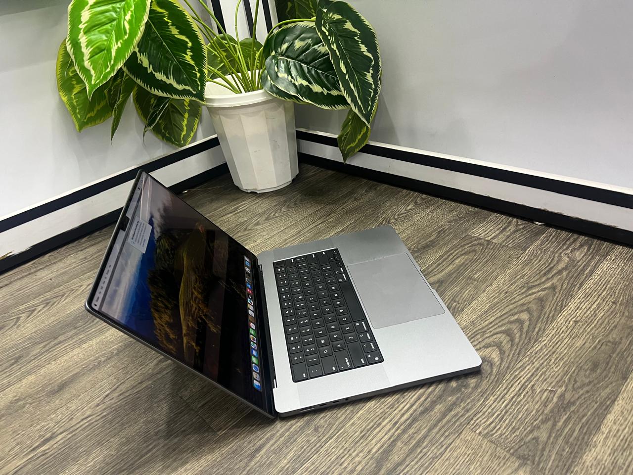 Apple 2021 MacBook Pro with Apple M1 Max Chip, 16-inch, 32GB RAM, 1TB ...